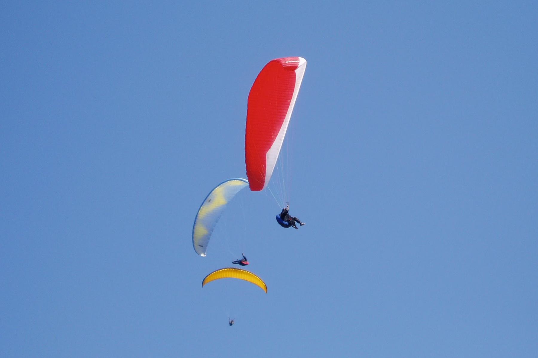Summer Paragliding Display | Sun Peaks Resort